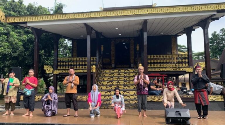 Musik Panting dan Gerak Khas Tari Japin di Anjungan Kalimantan Selatan ...